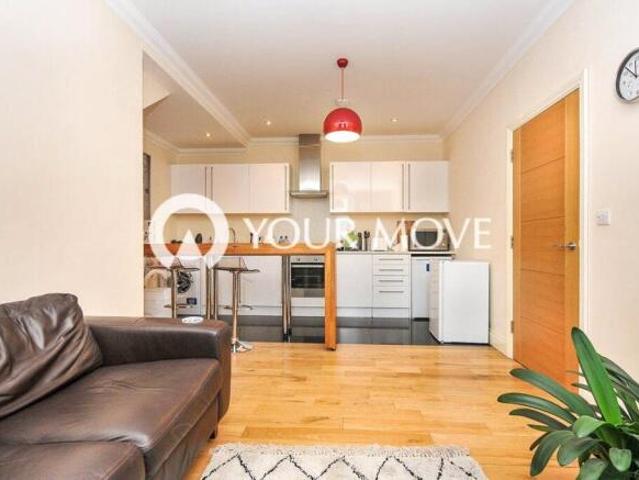 2 bedroom flat for rent in Station Road, West Wickham, BR4