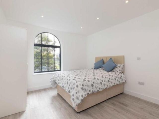 2 bedroom flat for rent in Station Road, Wimbledon, SW19
