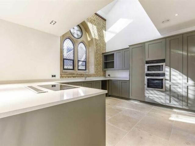 2 bedroom flat for rent in Station Road, Teddington, TW11