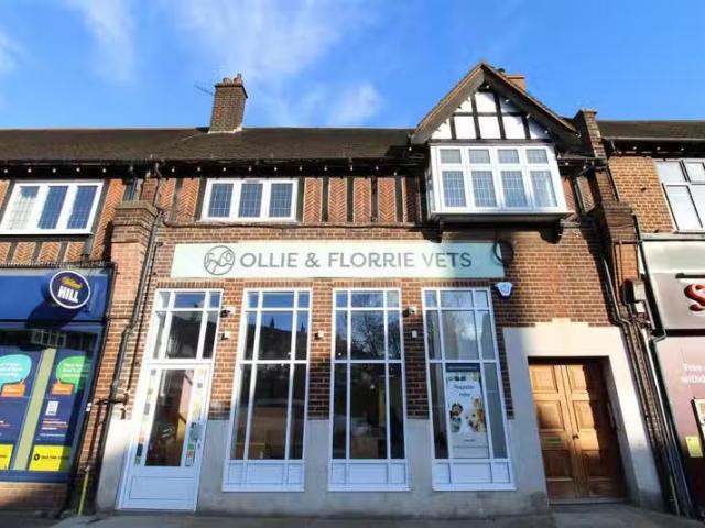 2 bedroom flat for rent in Station Square, Petts Wood, Orpingt.