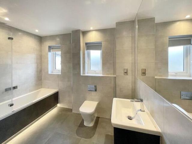 2 bedroom flat for rent in Station Square, Petts Wood, Orpington, BR5
