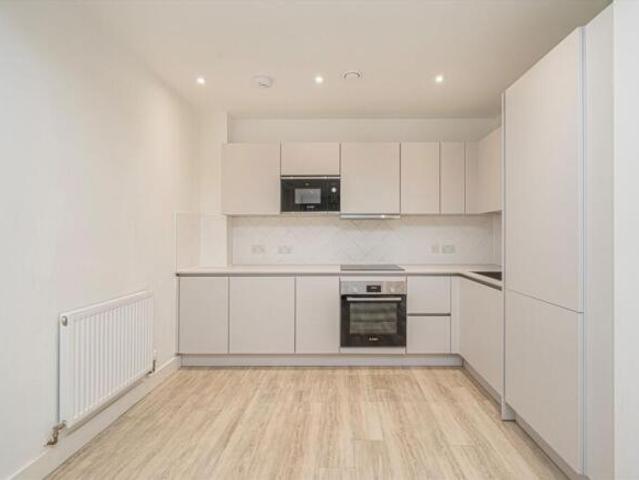 2 bedroom flat for rent in Staines Road, Hounslow, TW3