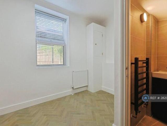 2 bedroom flat for rent in Stanlake Road, London, W12