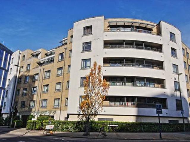 2 bedroom flat for rent in Stanley Road Woking GU21