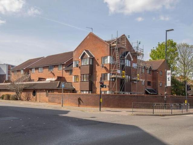 2 bedroom flat for rent in Steve Biko Way, Hounslow, TW3