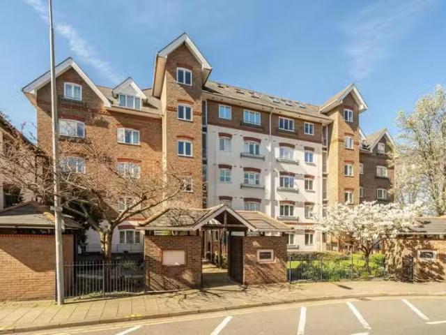 2 bedroom flat for rent in Steadfast Road, Kingston, KT1