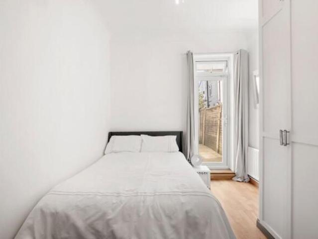2 bedroom flat for rent in Stephendale Road, Sands End, SW6