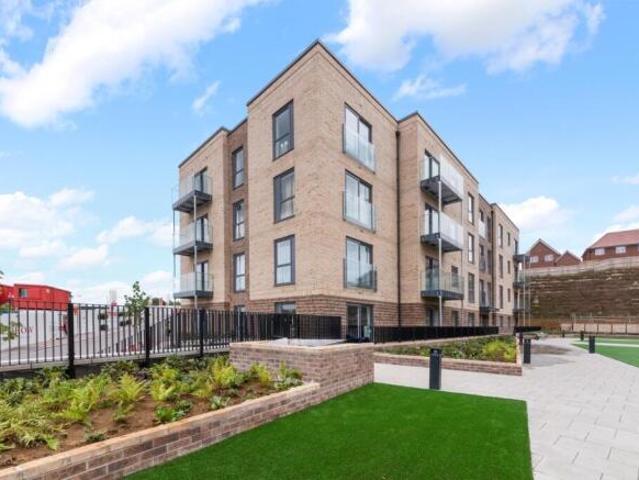 2 bedroom flat for rent in Stirling Drive, Luton, London, LU2