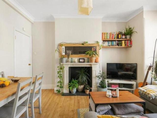 2 bedroom flat for rent in Strathville Road, Earlsfield, London, SW18