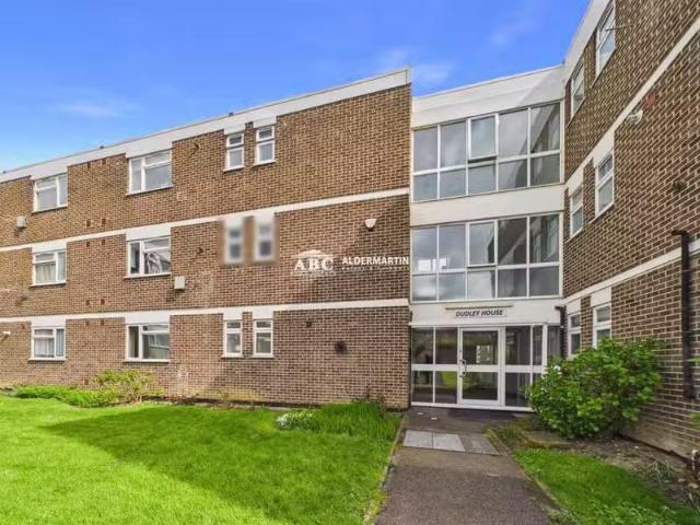 2 bedroom flat for rent in Stratton Close, Edgware, HA8