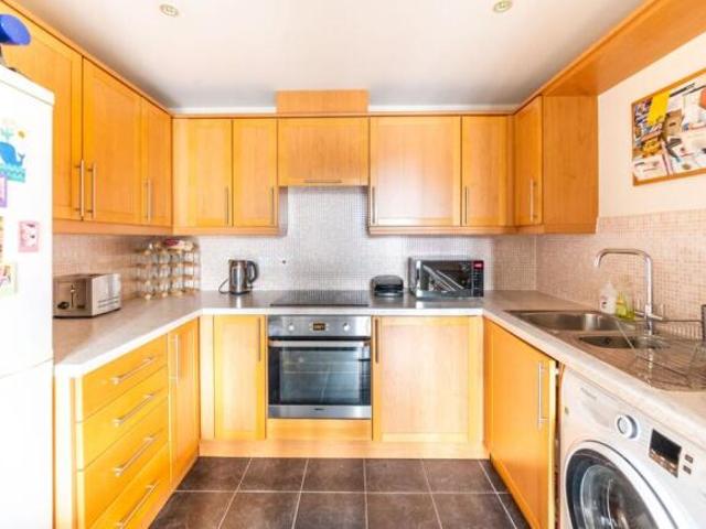 2 bedroom flat for rent in Streatham High Road, Streatham, London, SW16