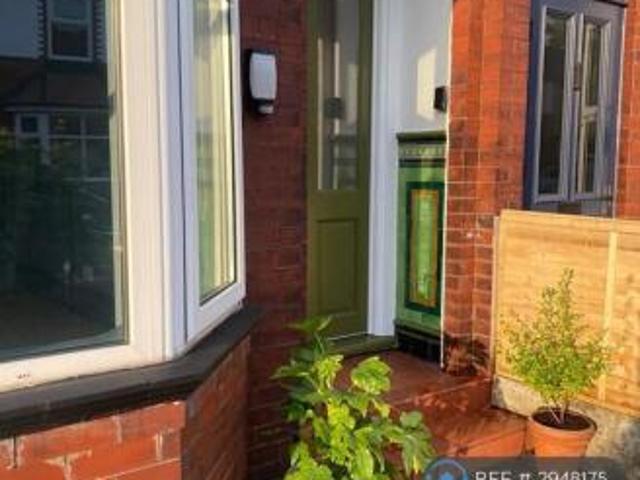 2 bedroom flat for rent in Stretford, Manchester, M32