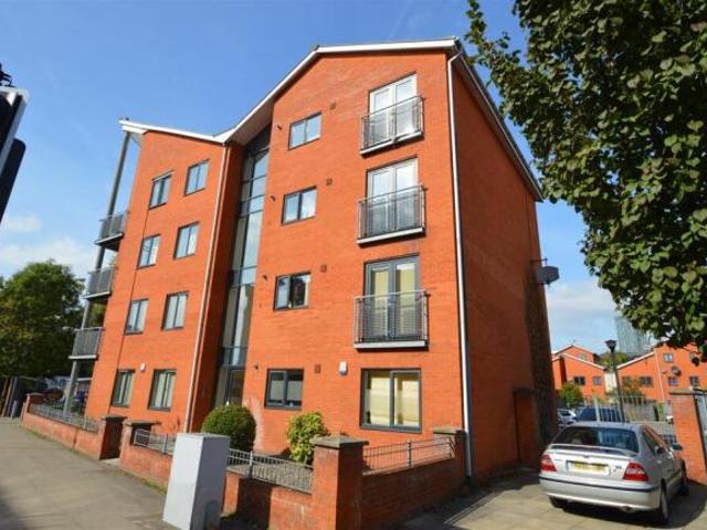 2 bedroom flat for rent in Stretford Road, Hulme, Manchester, M15