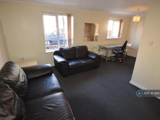 2 bedroom flat for rent in Stretford Road, Manchester, M15