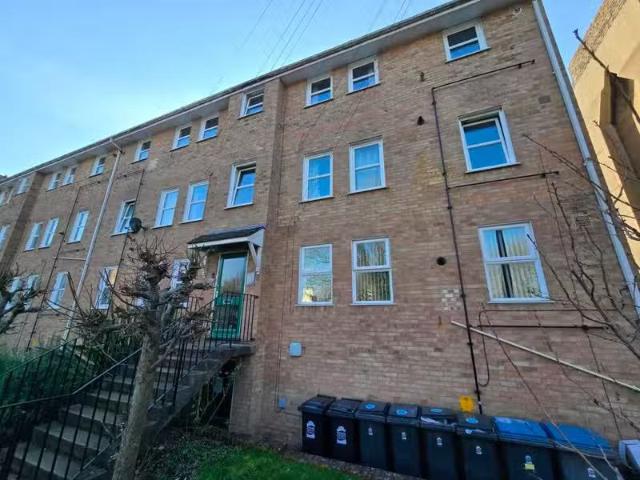 2 bedroom flat for rent in Stuart Court, Priory Gate Road, Dov.