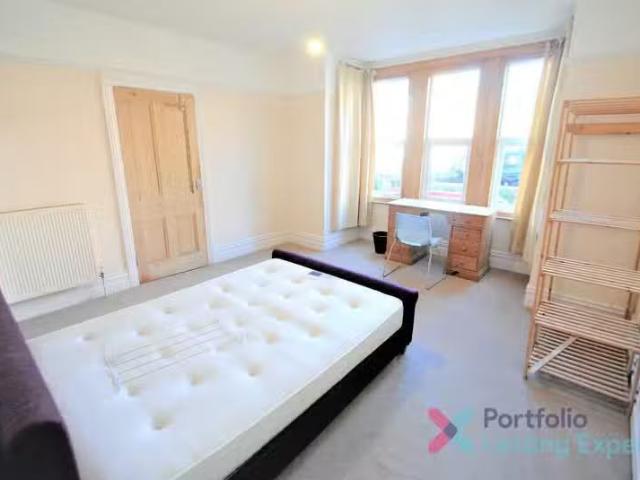 2 bedroom flat for rent in Students, Bills Included! Huge 2 Be.