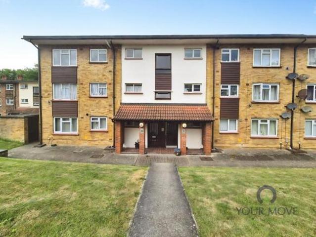 2 bedroom flat for rent in Sunderland Close, Rochester, Kent, ME1