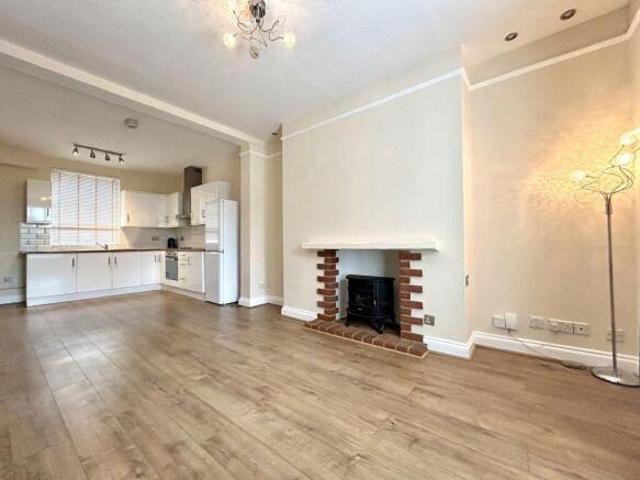 2 bedroom flat for rent in Sussex Close, SL1
