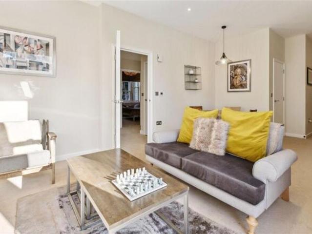 2 bedroom flat for rent in Sutton Court Road, Chiswick, W4