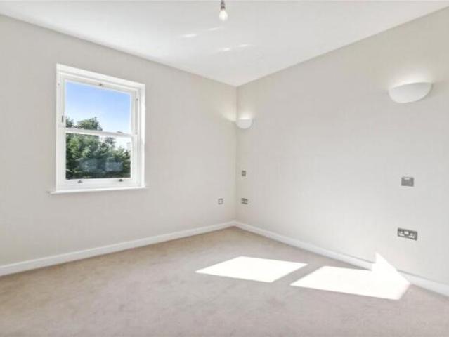 2 bedroom flat for rent in Sutton Court Road, Chiswick, W4