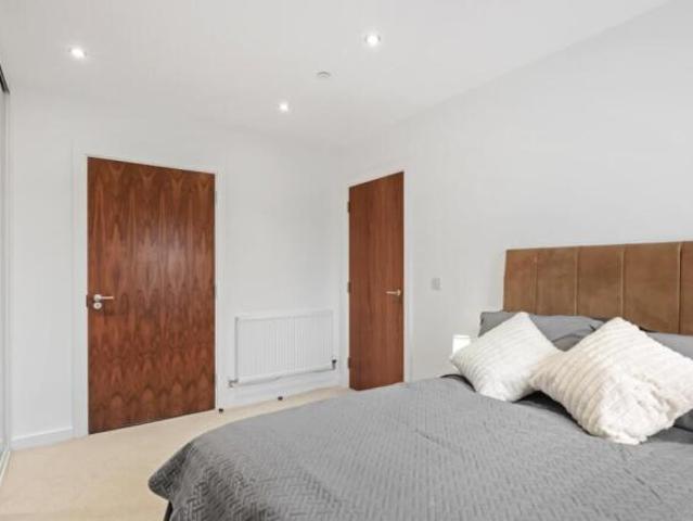 2 bedroom flat for rent in Sutton Court Road Sutton SM1