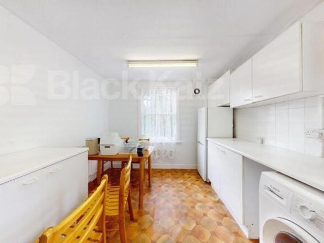 3 bedroom flat for rent in Sydney Road, Turnpike Lane N8