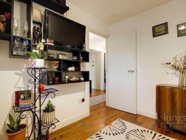 2 Bedroom Flat Garden To Let