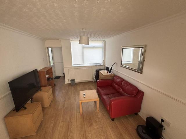 2 bedroom flat ground floor to rent