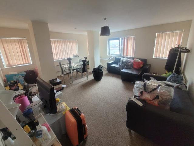 2 Bedroom Flat, great location water included