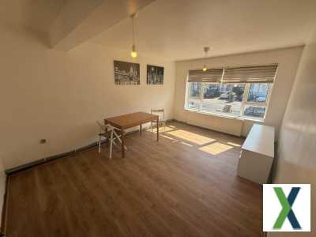 2 bedroom flat in 2 Bedroom Flat Chelmsford Road, London, E11