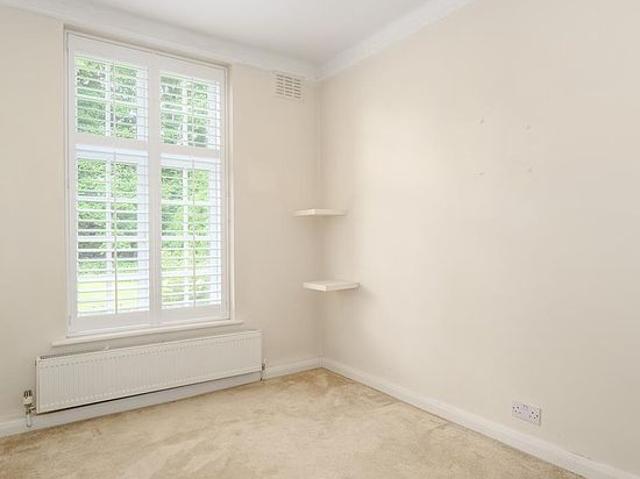 2 bedroom flat in Thames Ditton