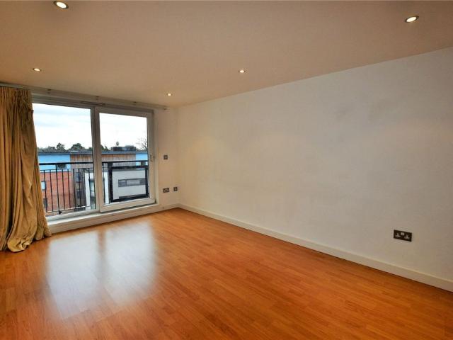 2 bedroom Flat in The Courtyard, Camberley