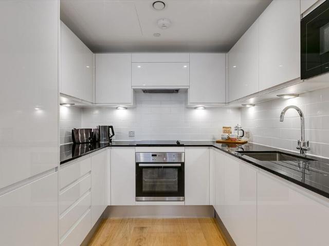 2 bedroom flat in the heart of White City