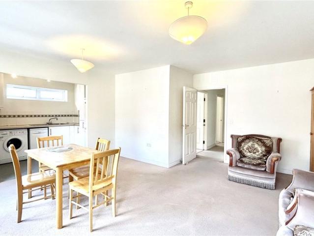 2 bedroom Flat in The Meridian, Reading
