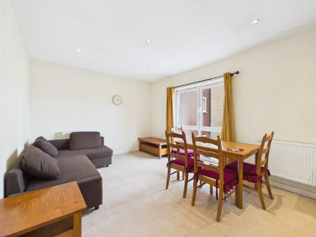 2 bedroom Flat in Whale Avenue, Reading