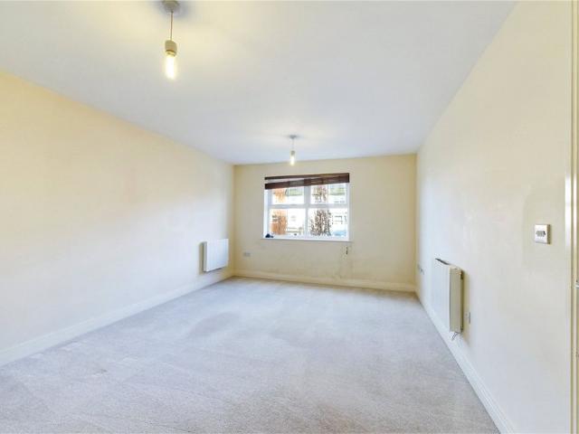 2 bedroom Flat in Whitton House, Wokingham