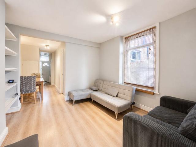 2 bedroom flat in Albert Road, Hendon, NW4