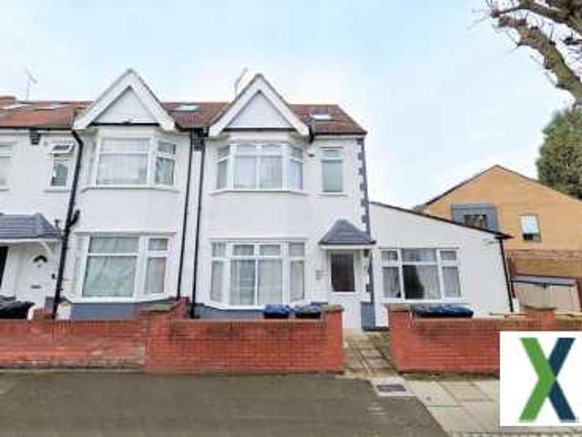 2 bedroom flat in Babington Road, London