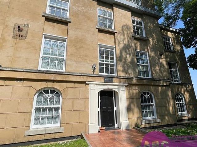 2 bedroom flat in Birkenhead
