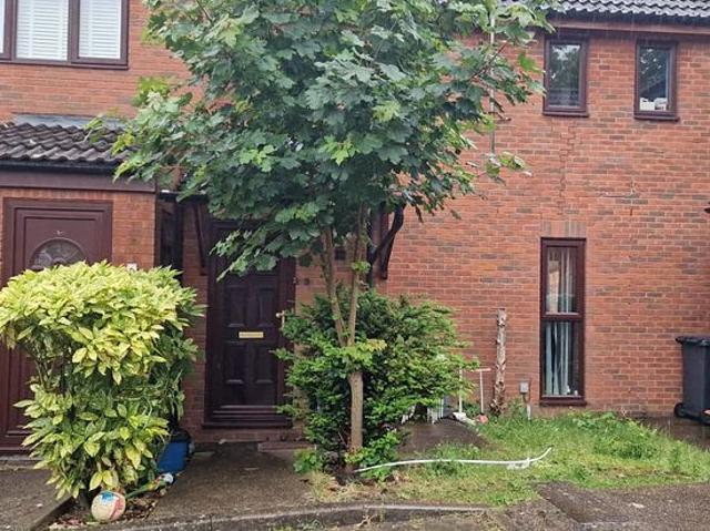 2 bedroom flat in Borehamwood
