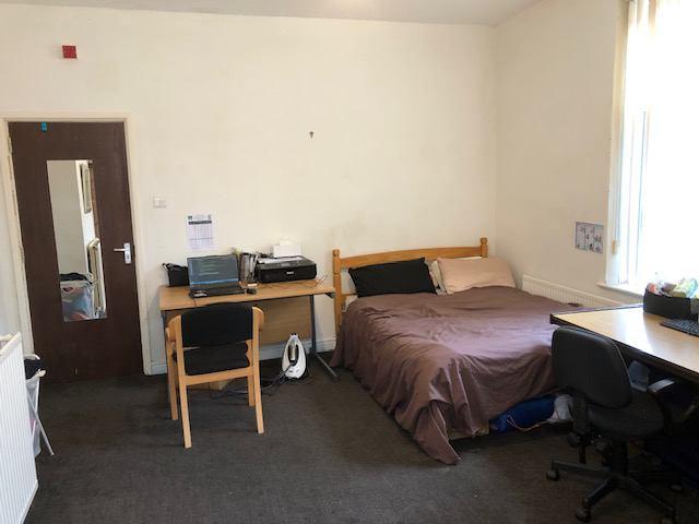 2 bedroom flat in Broomhall available for 2 person