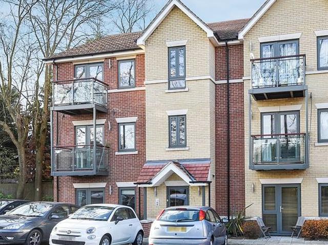 2 bedroom flat in Buckhurst Hill