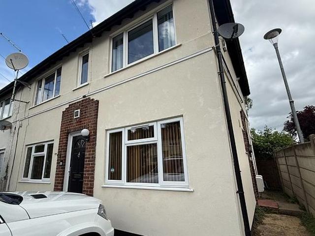 2 bedroom flat in Chigwell