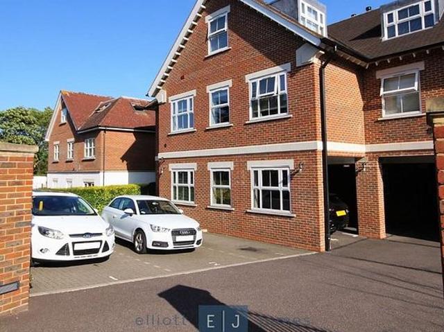 2 bedroom flat in Chigwell