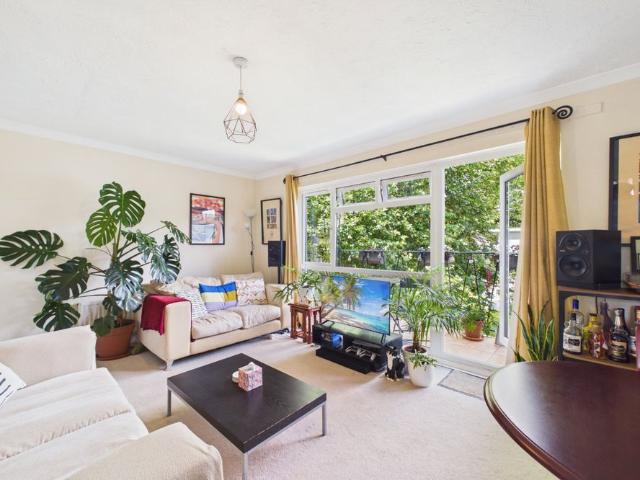 2 bedroom Flat in Copperdale Close, Reading