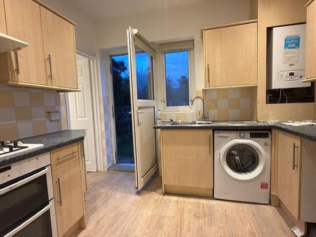 2 bedroom flat in Dagenham