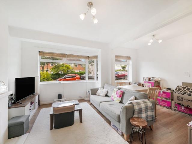 2 Bedroom Flat in Ealing, W13