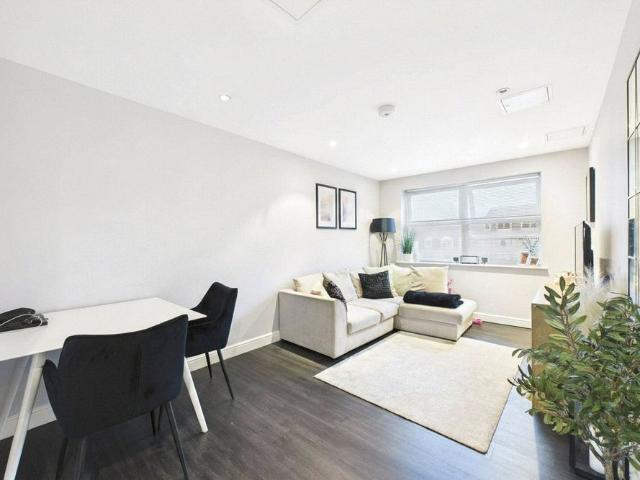 2 bedroom Flat in Elmhurst Court, Camberley