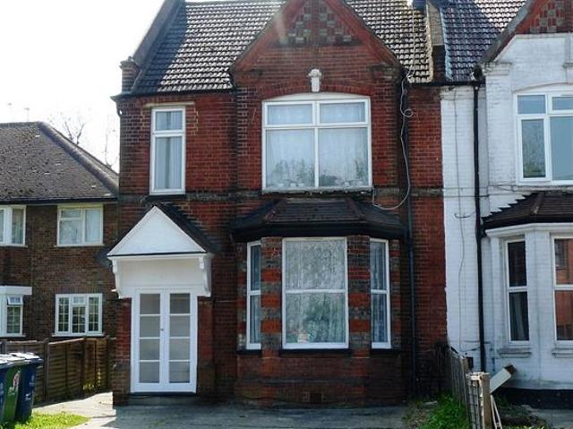 2 bedroom flat in Harrow