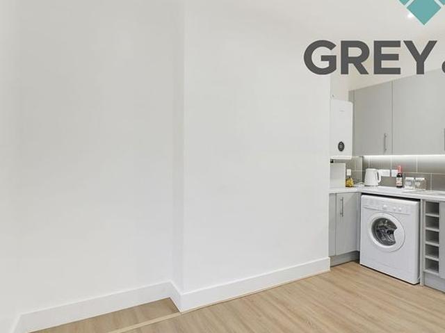 2 bedroom flat in Harrow